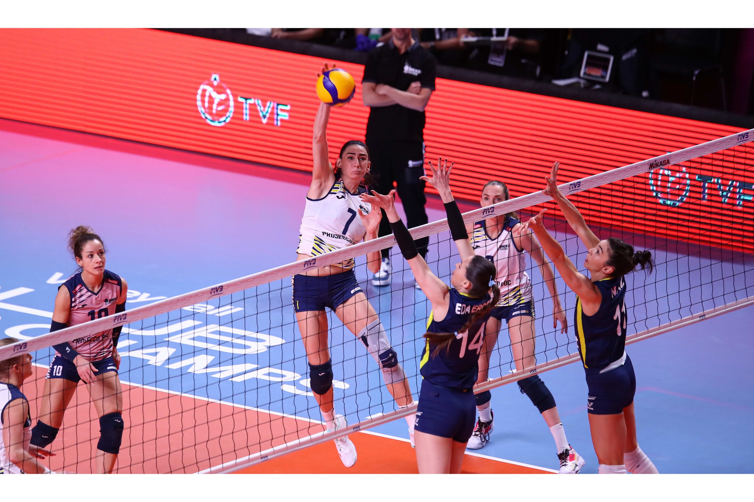 WorldofVolley :: CWCH W: Imoco see off Fenerbahçe with straight-set win ...