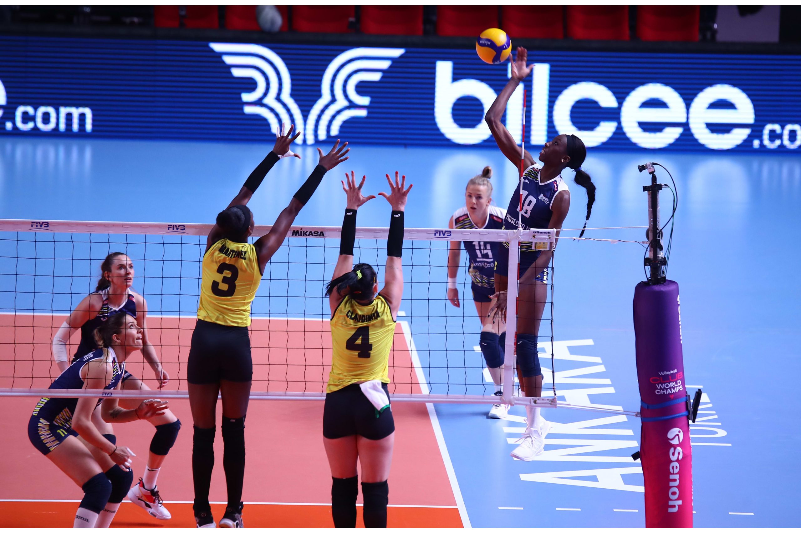 WorldofVolley :: CWCH W: Imoco sweep Praia and top Pool A, all-Turkish ...