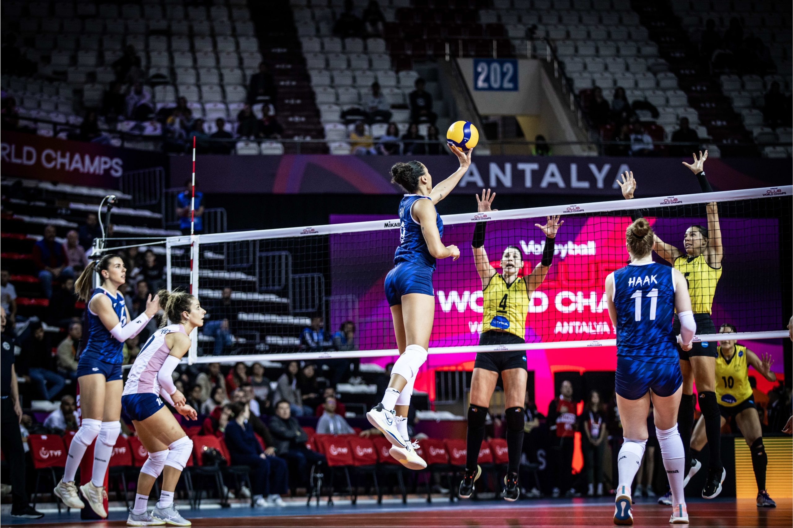 WorldofVolley :: CWCH W: Imoco send Praia home and qualify for semis ...