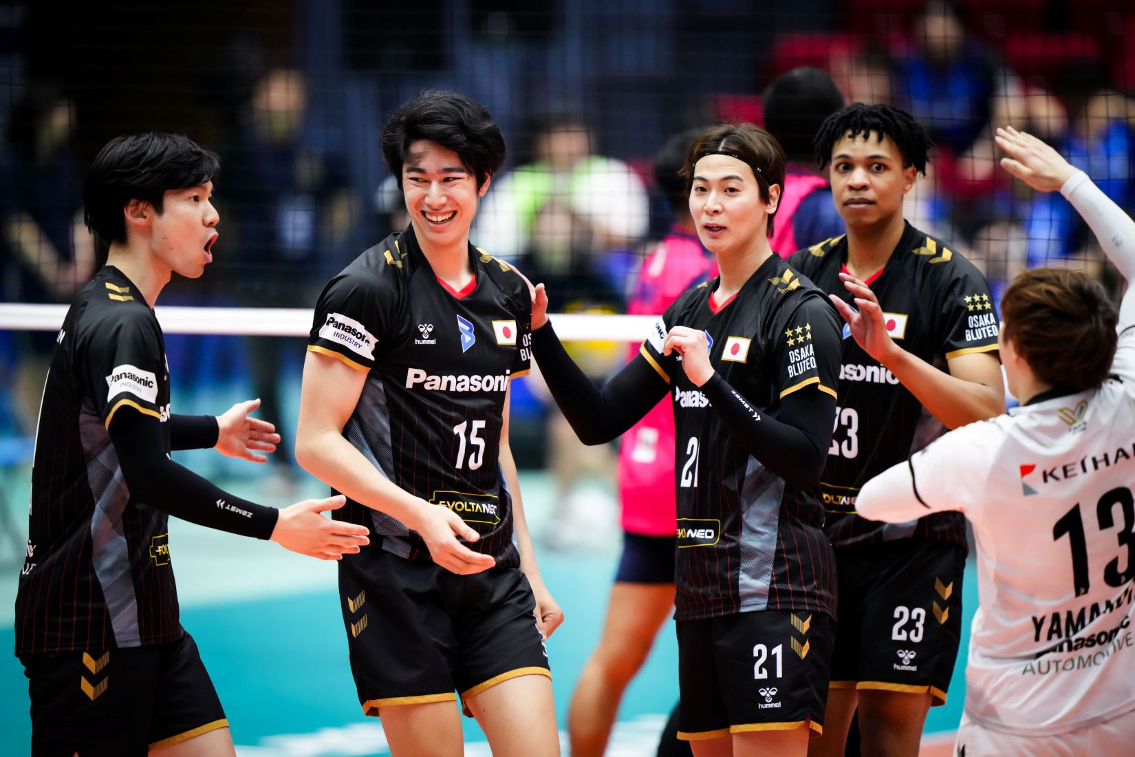 WorldofVolley :: AVC CL M: Osaka Bluteon and Foolad Sirjan Charge into ...