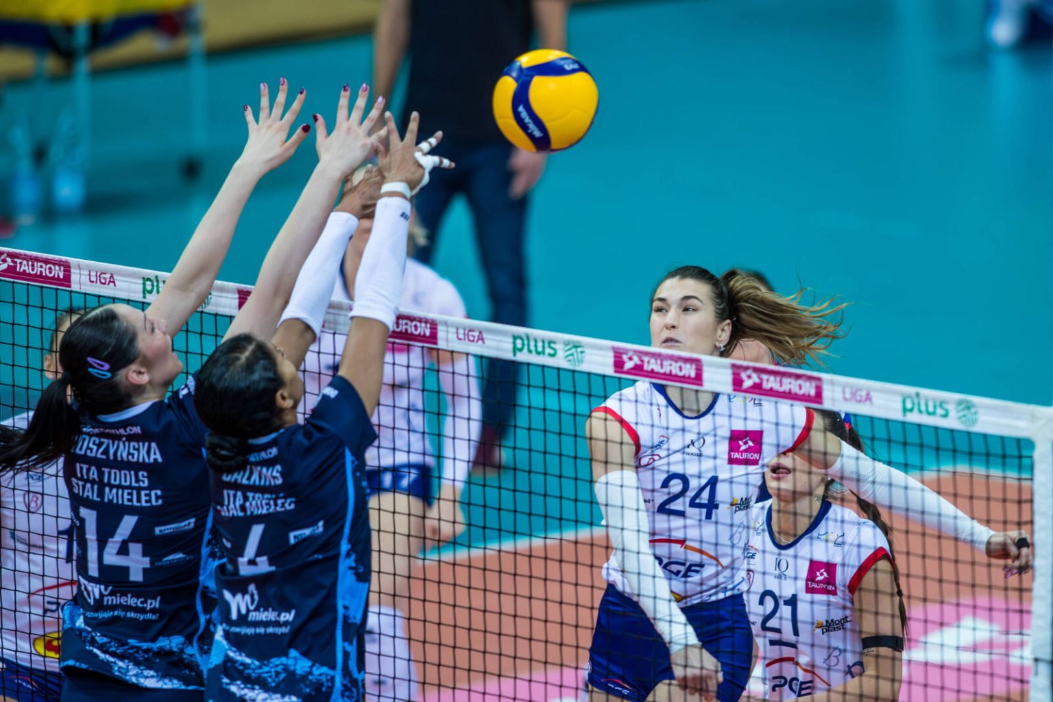 WorldofVolley :: POL W: PGE Budowlani Łódź Stunned by ITA Tools Stal ...