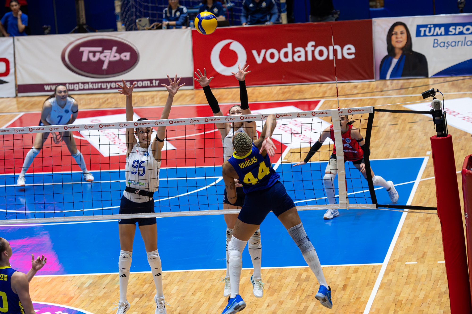 WorldofVolley :: TUR W: Fenerbahçe and VakıfBank Keep Winning Streaks ...
